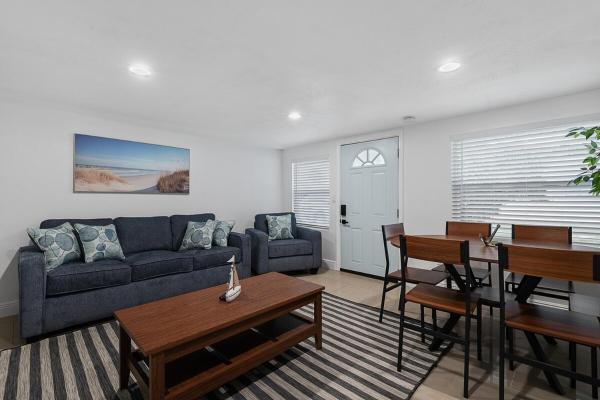 Peaceful Coastal Bungalow 5-min Drive To The Beach - Daytona Beach, FL