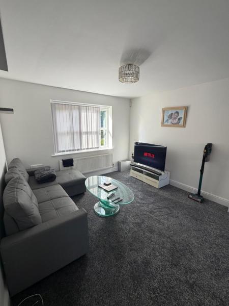 Two Bed Flat, Very Close To Airport, Ground Floor With Parking - Altrincham