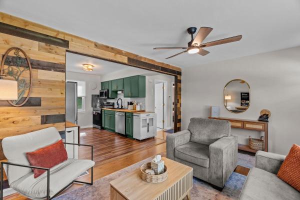 Cozy City Gem 5 Location - Backyard -Office-gym - Kirkwood, MO
