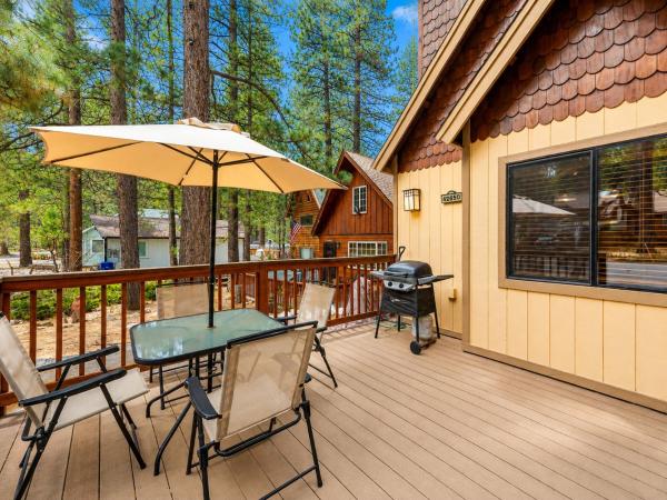 Moonridge Heaven - Cozy Cabin With Beautiful Rock Wood Burning Fireplace! - Big Bear Lake, CA
