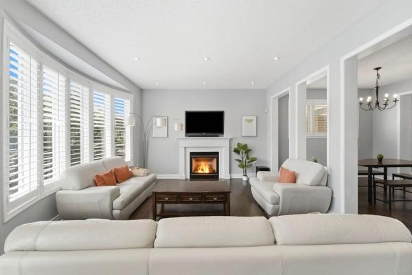 Cozy 4br Stay W 2parking, Fenced Yard, & Game Room - Burlington