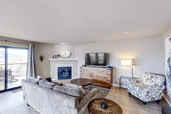 Lake Chelan Shores Sleek Stunner 19 To 4 - State of Washington