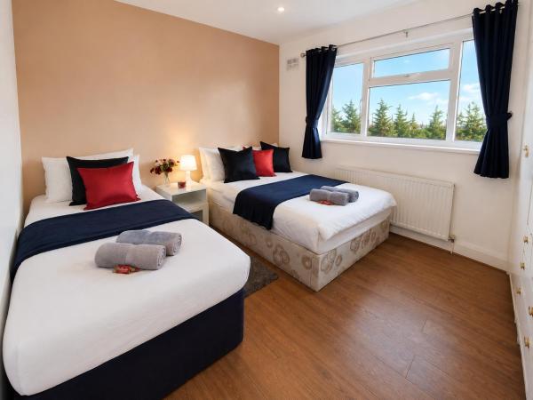 Amazing 5 Bed House In Heathrow - 슬라우