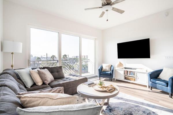 New Luxury 3br- Walk To Beach, Heated Pool & Spa With Parking - Treasure Island, FL