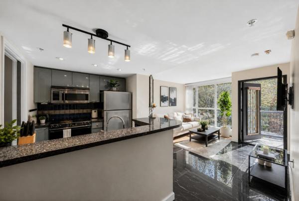 Private 2 Bedroom Townhouse Downtown - Horseshoe Bay