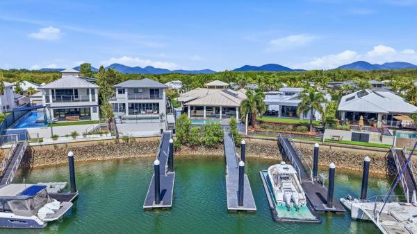 Canal-front House For Eight, With A Boat Mooring - Trinity Beach