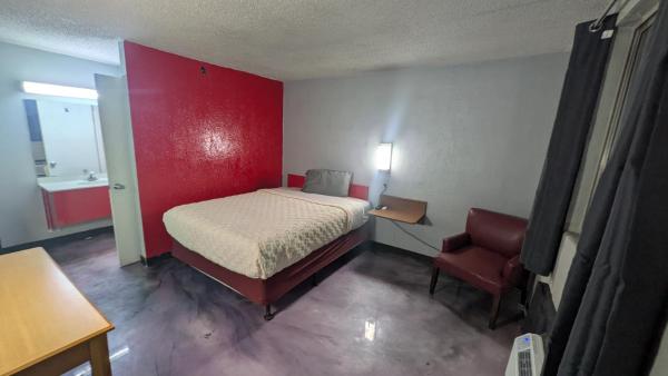 Queen Bed Hotel Room 336 - Amarillo