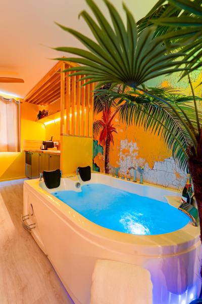Oasis Cubana I Love Room I Balnéo Xxl I ÉCran Géant - Belley
