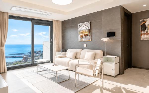 Y Collection By Uh Flat Osiria - Busan
