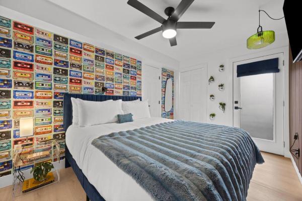 Music Themed Bnb Disco Lights Fire Pit Lounge - Austin, TX