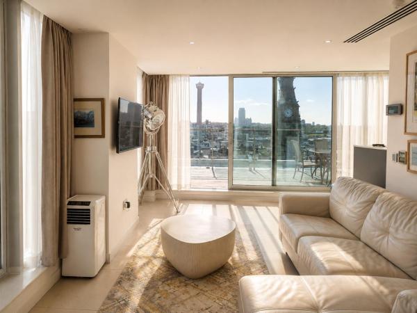 Liverpool City Centre Penthouse, Huge Balcony & Skyline Views, Secure Parking - Prenton Park