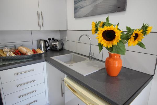 Oliver Wests Beautiful 1 Bedroom Retreat - Scarborough