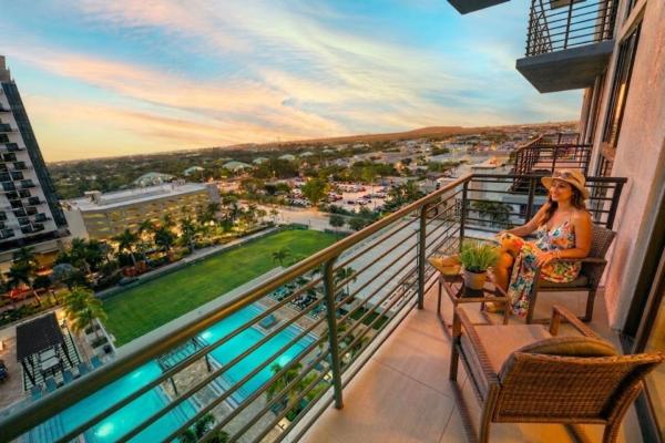 Modern Studio Pool View Downtown Doral' Heart - Doral, FL
