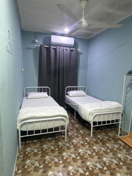 Bilik Studio Tok Siti In Paka With 2 Beds, Ac & Wifi - Kerteh