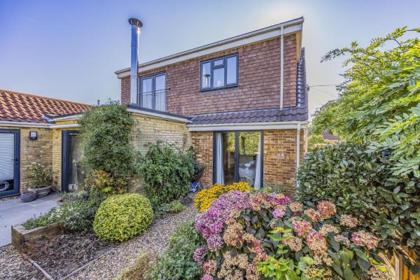Charming House With Pretty Garden & Parking - Pass The Keys - Chichester
