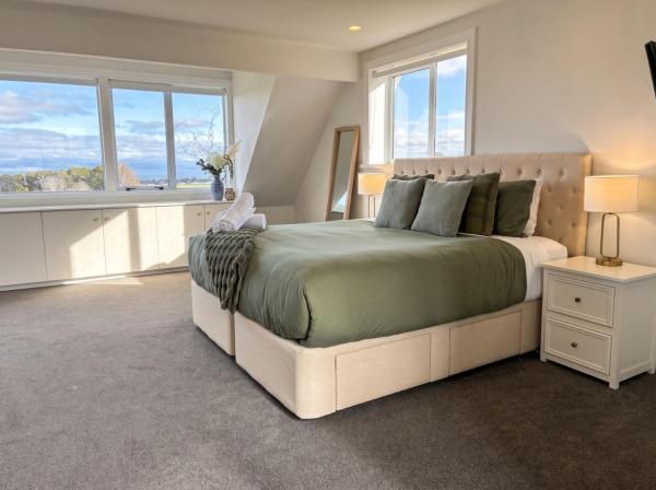 Boutique Estate Stay, Spa, Pool And Lake Views - タウポ