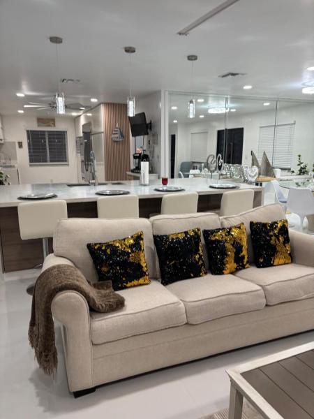 Cove Pool House Walk To Beach, Dining & Shopping - Deerfield Beach, FL