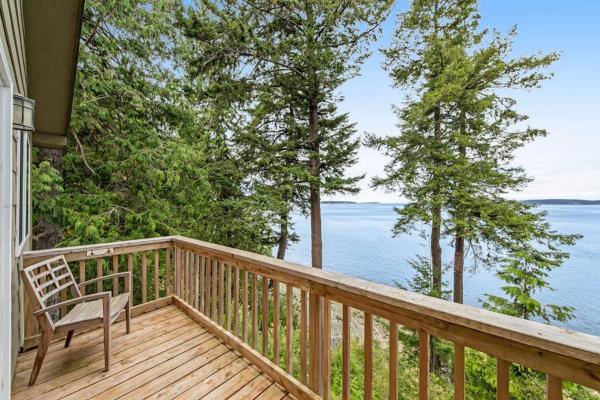 Waterfront Cabin With Hot Tub And Mountain Views In Eastsound - Orcas Island, WA