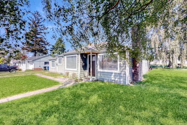 Charming Single Level Home With Fireplace Patio And Fast Wifi In Oak Harbor - La Conner, WA