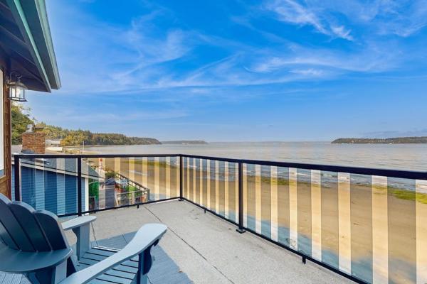 Beachfront Studio Retreat With Private Deck And Scenic Water Views - Mukilteo, WA