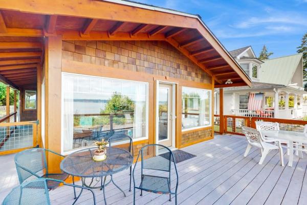 Stunning Oceanfront Getaway In Langley With Private Patio And Wifi - Langley, WA
