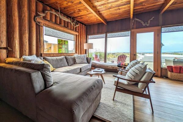 Charming Waterfront Retreat In Oak Harbor With Wood Burning Fireplace And Private Deck - Oak Harbor, WA