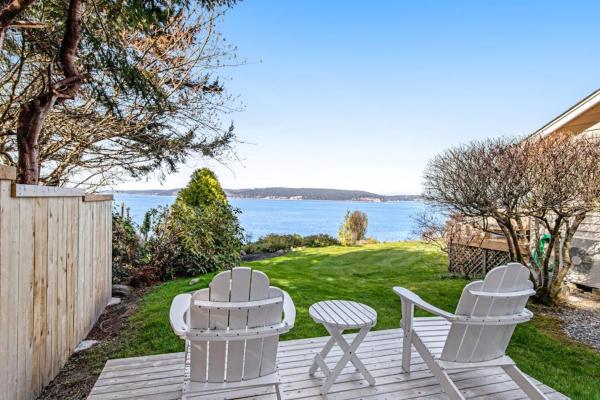 Waterfront Cottage With High-speed Wifi Ocean View Private Deck & Kitchenette - Camano Island, WA