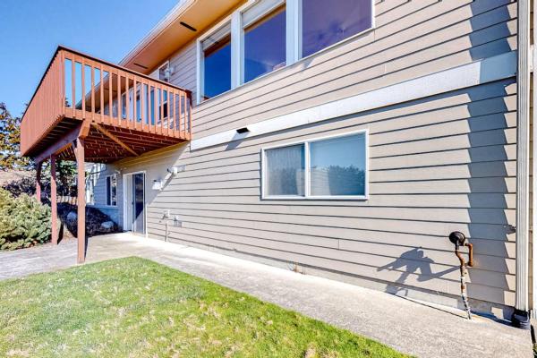 Peek-a-boo Ocean View Home With Inlaw Suite Fireplace & Outdoor Space - ポート・タウンセンド, WA