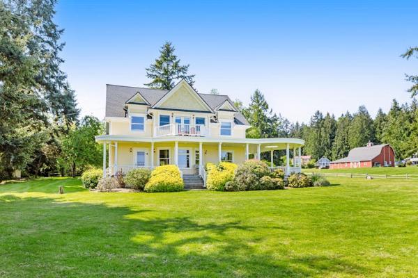 Stunning Waterfront 5 Bedroom Home With Mountain Views And Fire Pit Dog Friendly - Langley
