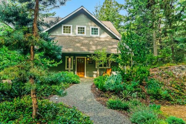 Lovely Orcas Island Craftsman Home With Private Deck And Mountain Views - オーカス島, WA