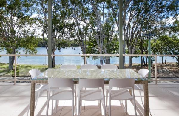 Tranquil & Modern Riverside Getaway - Noosa