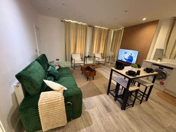 Green Haven, Cozy 2 Bed Apts, Park View, Family Retreat And Contractors - Wolverhampton