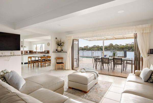 Breathtaking River Views On Noosa Parade - Boreen Point