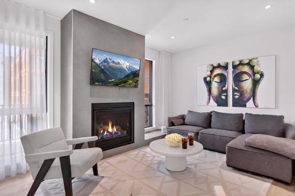 Ski-in Adjacent 200m - 3br - Free Shuttle - Sleeps 8 - Mont-Tremblant