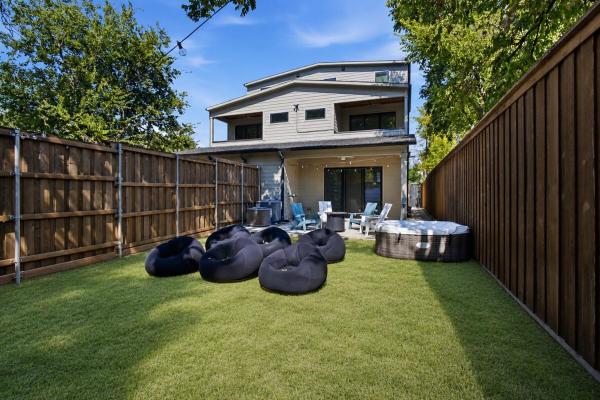 Dallas Luxe 4br, 4 Kings, Hot Tub, Outdoor Theater - Dallas, TX