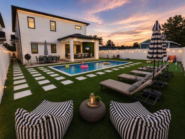 Luxury Tampa Retreat Pool Spa Sauna And More. Sleeps 20 Plus - Tampa, FL