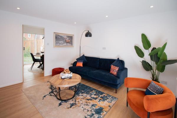 Modern 3 Bedroom Semi-detached Home With Driveway Parking - Manchester