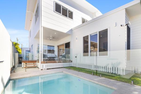 Swim, Sip N Unwind By The Pool At Your Buddina Escape - Mooloolaba
