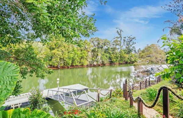Waterfront Retreat 5br Bbq Firepit Pool Playground - Coolangatta