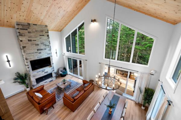 Luxury 4br Chalet Hot Tub & Sauna Sleeps 14 - Québec City