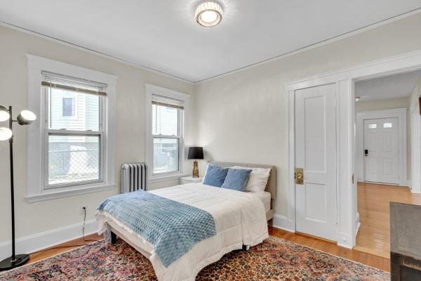 Sunny And Spacious Two Br Apartment Near Harvard - Weston, MA