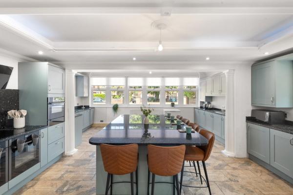 Luxury 8br Bournemouth Home - Hot Tub, Game Room - Bournemouth