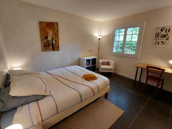 Chambre Cozy Lit Queensize Avec Salle De Bain Et Wc Privés - Nantes