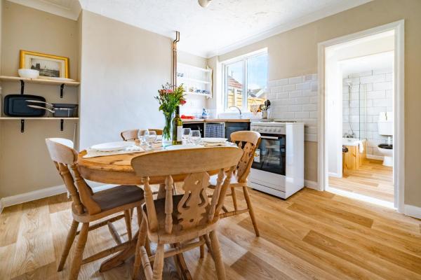 Swift Host - White House - Lowestoft - Coastal - Pet Friendly - Sleeps 5 - Lowestoft