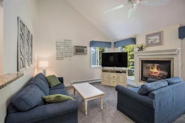 Traverse City Getaway! Golf Views, 3br, Sleeps 8 - Elk Rapids, MI