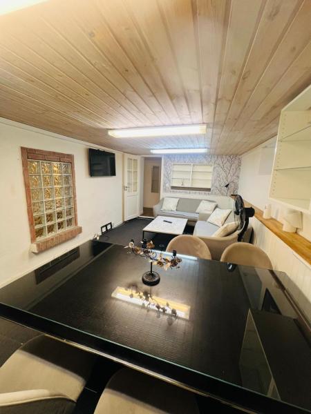 Spacious Apartment With Private Entrance & Parking - Södertälje