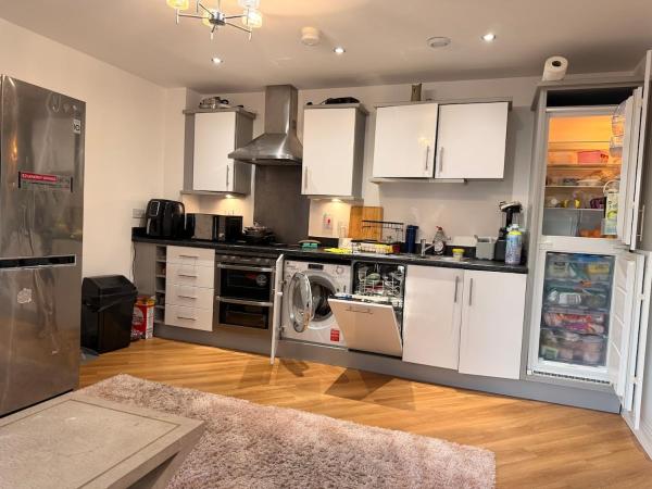 Private Spacious Double Room In 2 Bed Apartment - Woolwich