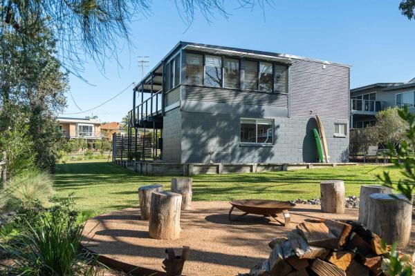 Retro Beach House - Roomy 4br Retreat Near Ocean - Ulladulla
