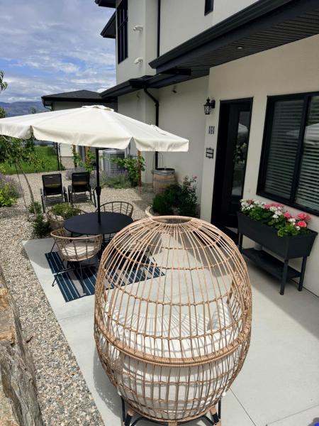 Vino Villa | Luxury Lakeview | 2bd Plus King, Quiet Private - West Kelowna