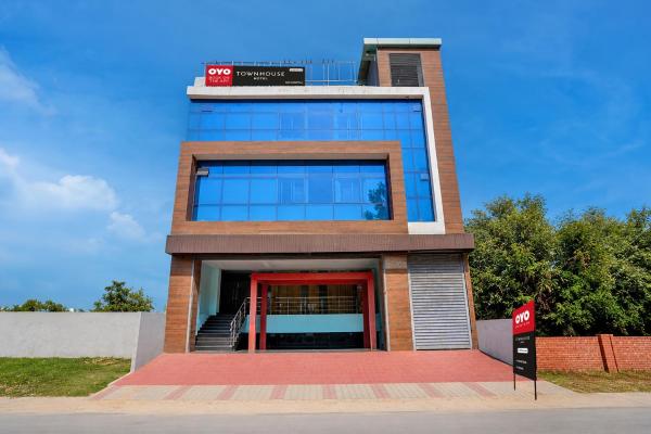 Oyo Townhouse Ssm Hospital Formerly The Arcas Hotel - Lucknow